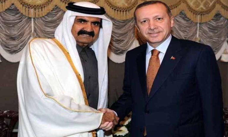 Away from the camera.. The father of the Emir of Qatar hosts luncheon ...