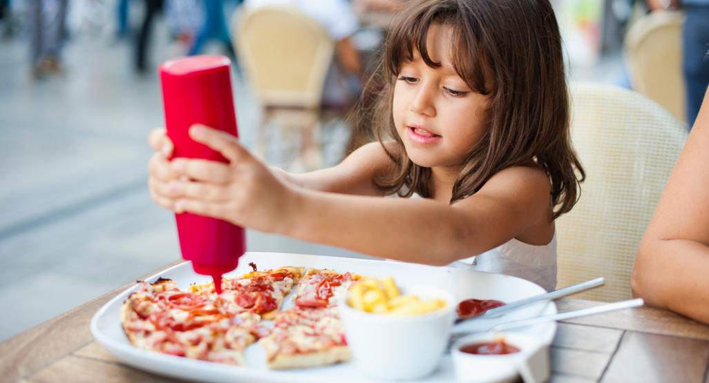 Sad snacks - Negative emotions make children eat junk food - En.ImArabic