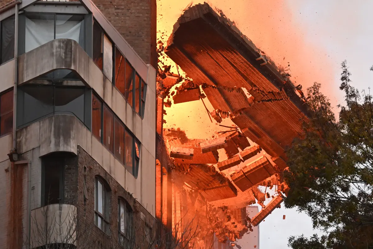 Sydney: A spectacular fire wreaks havoc on a seven-story building! - En ...